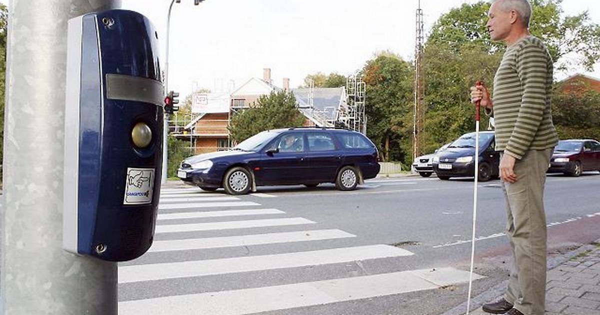 Blinde ledes over for rødt lys - Din Avis