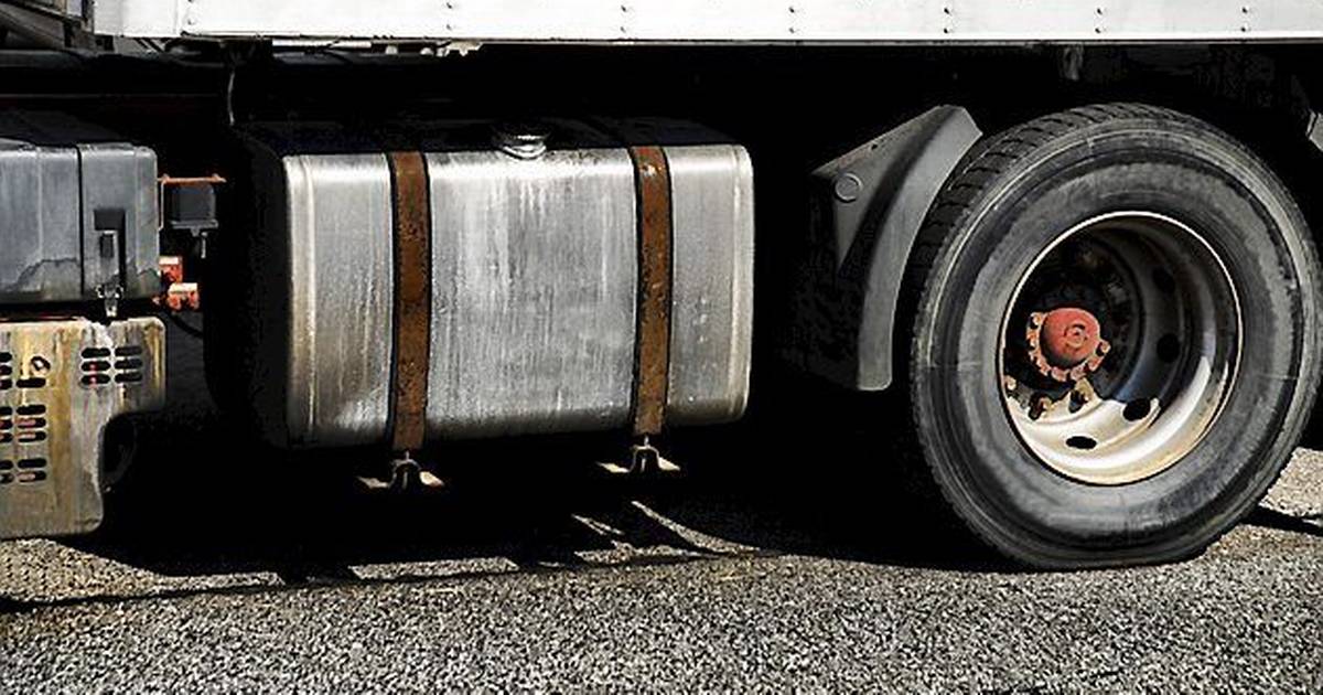 Stiktosset nabo kravlede ind under lastbil Stiktosset nabo kravlede ind under lastbil