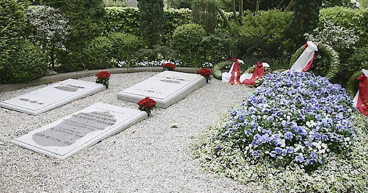 Hr. Møller skubber sin far og bror ud af gravstedet - Din Avis