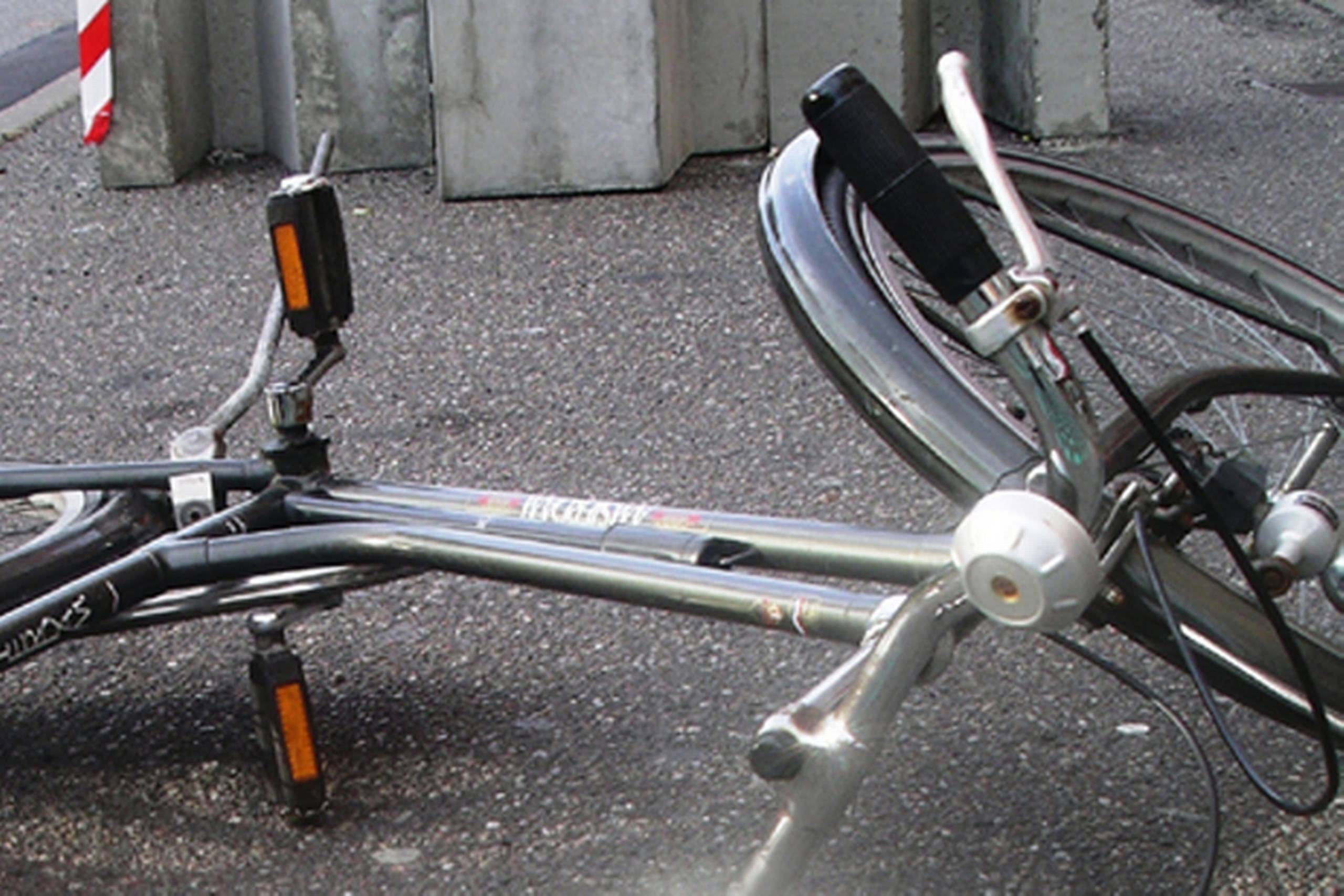 14-årig dreng væltet af cykel og sparket i maven - Din Avis