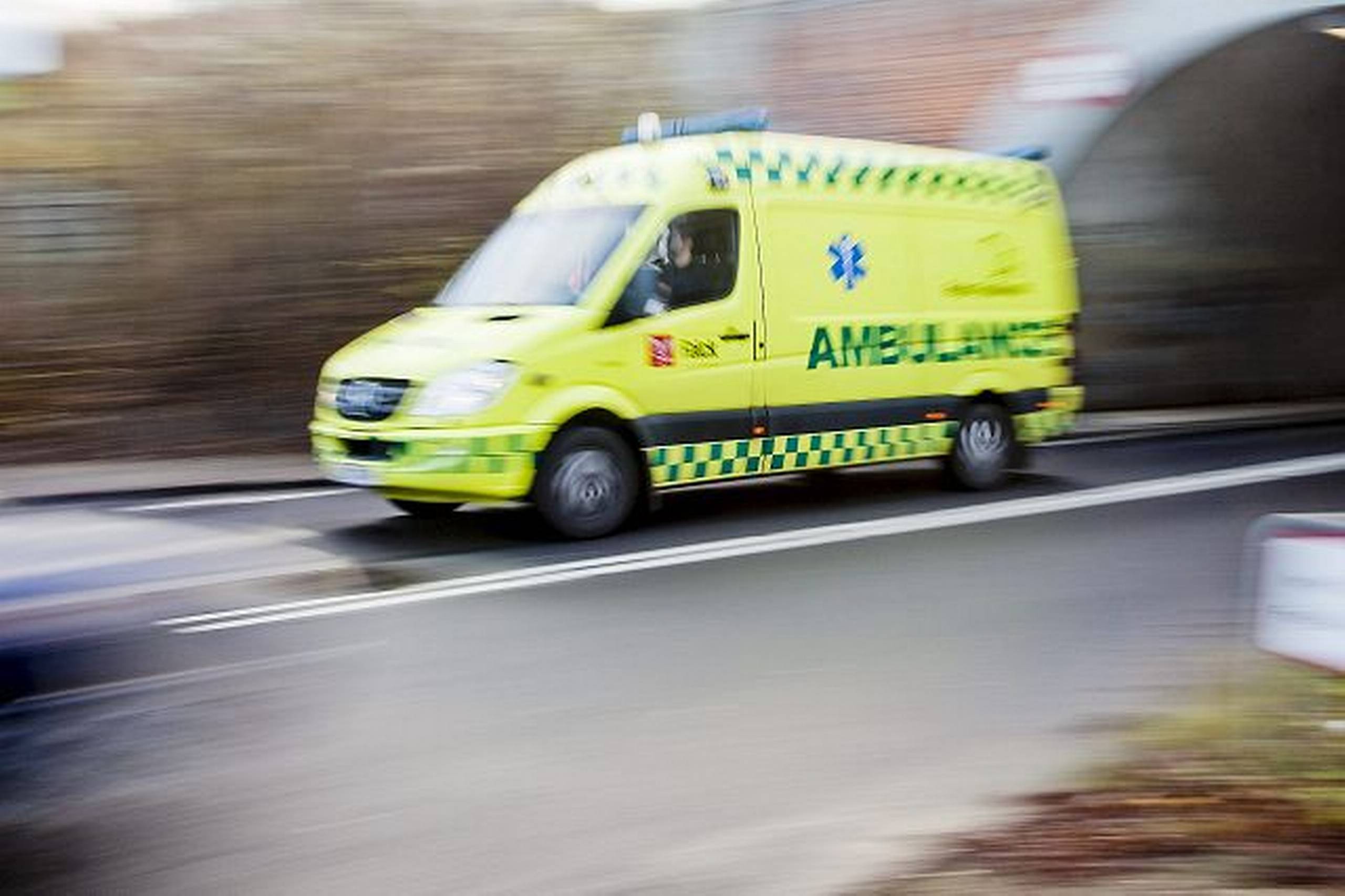 Ambulance ramte 19-årig bilist under udrykning - Din Avis