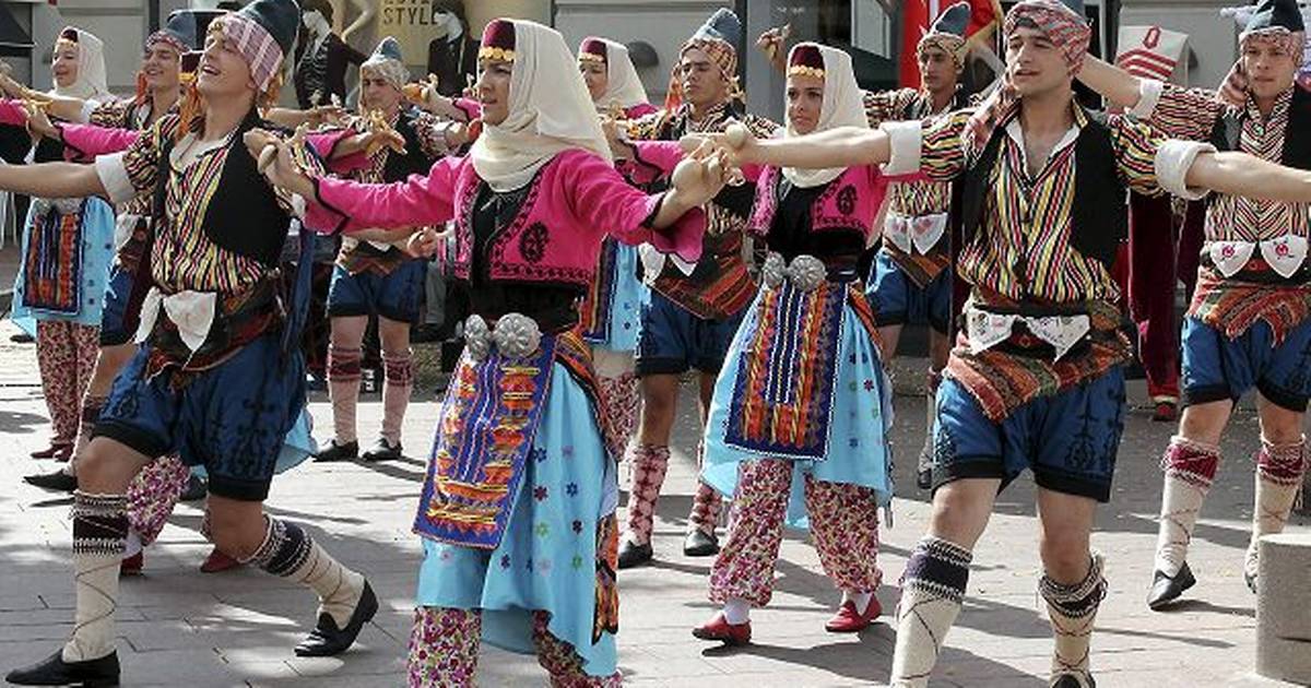 Folkedans fra fjerne himmelstrøg - Din Avis