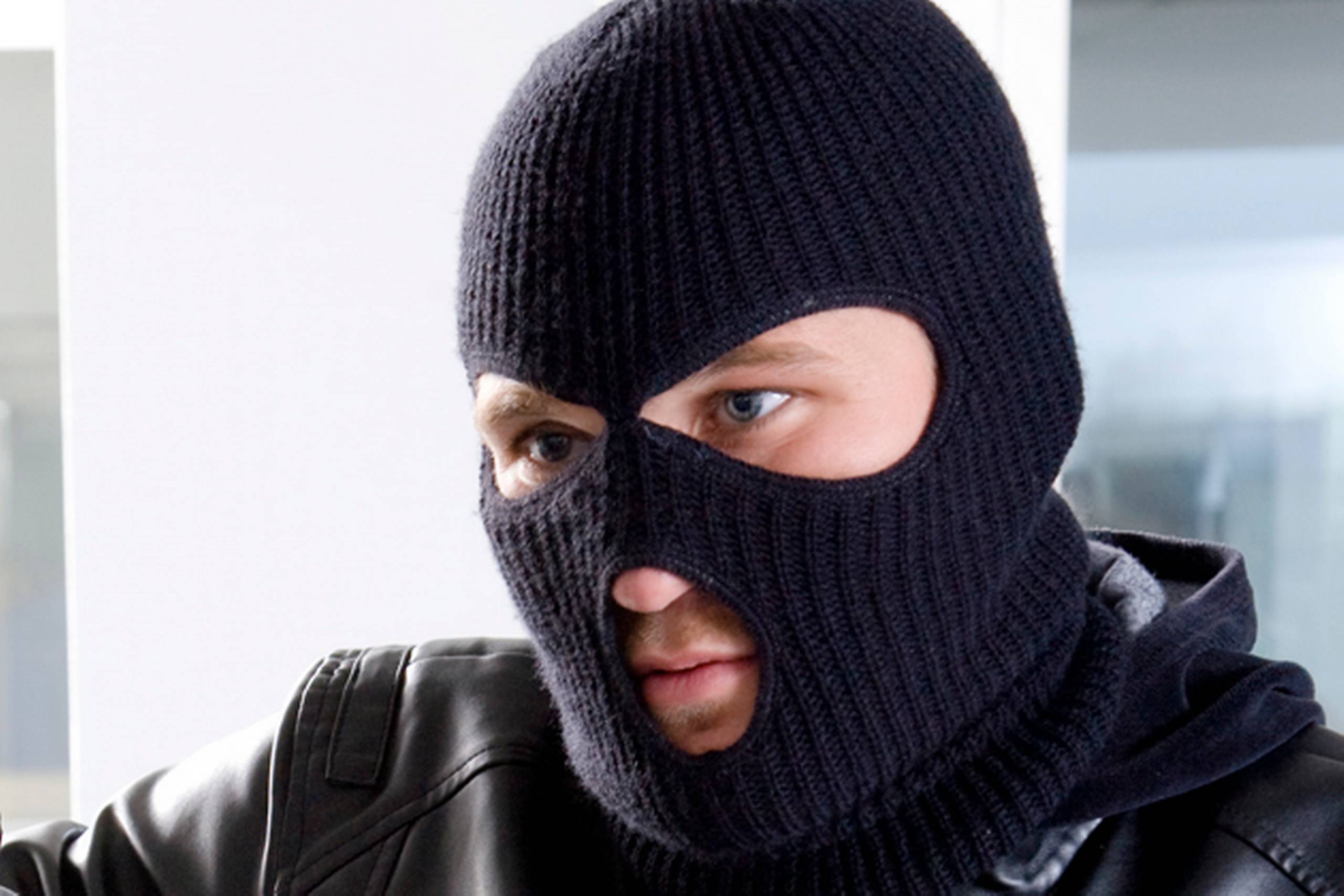 Kvinde fik lussing og blev tæsket med trækølle - Din Avis