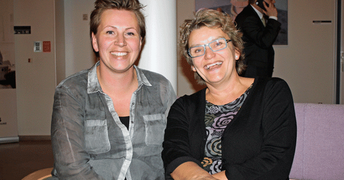 To kvinder rider ind fra vest - Din Avis