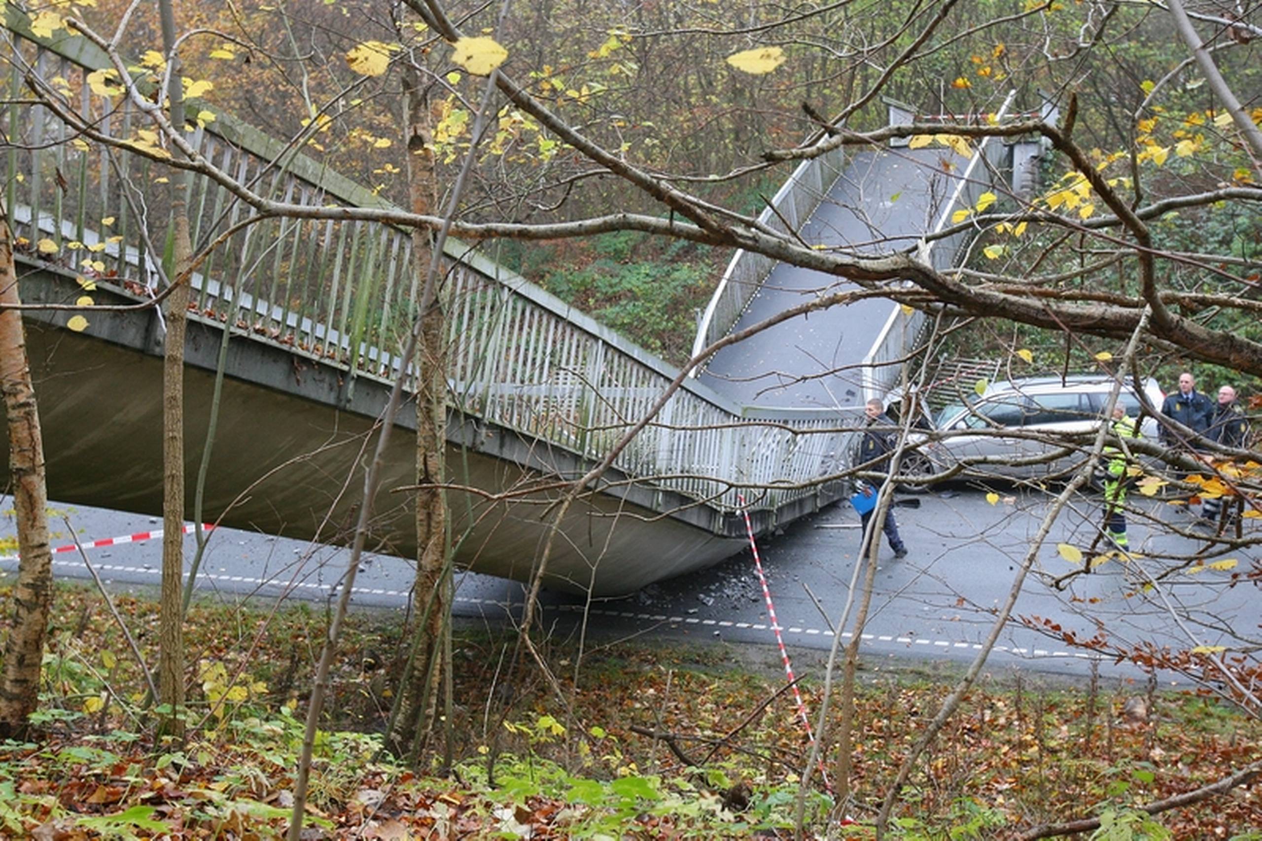 Trafikeret vej åbnet igen efter bro-nedstyrtning - Din Avis