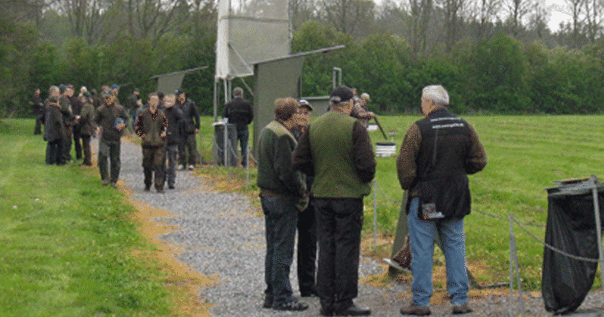 Kommer og smider 40 Browning’er på bordet - Din Avis