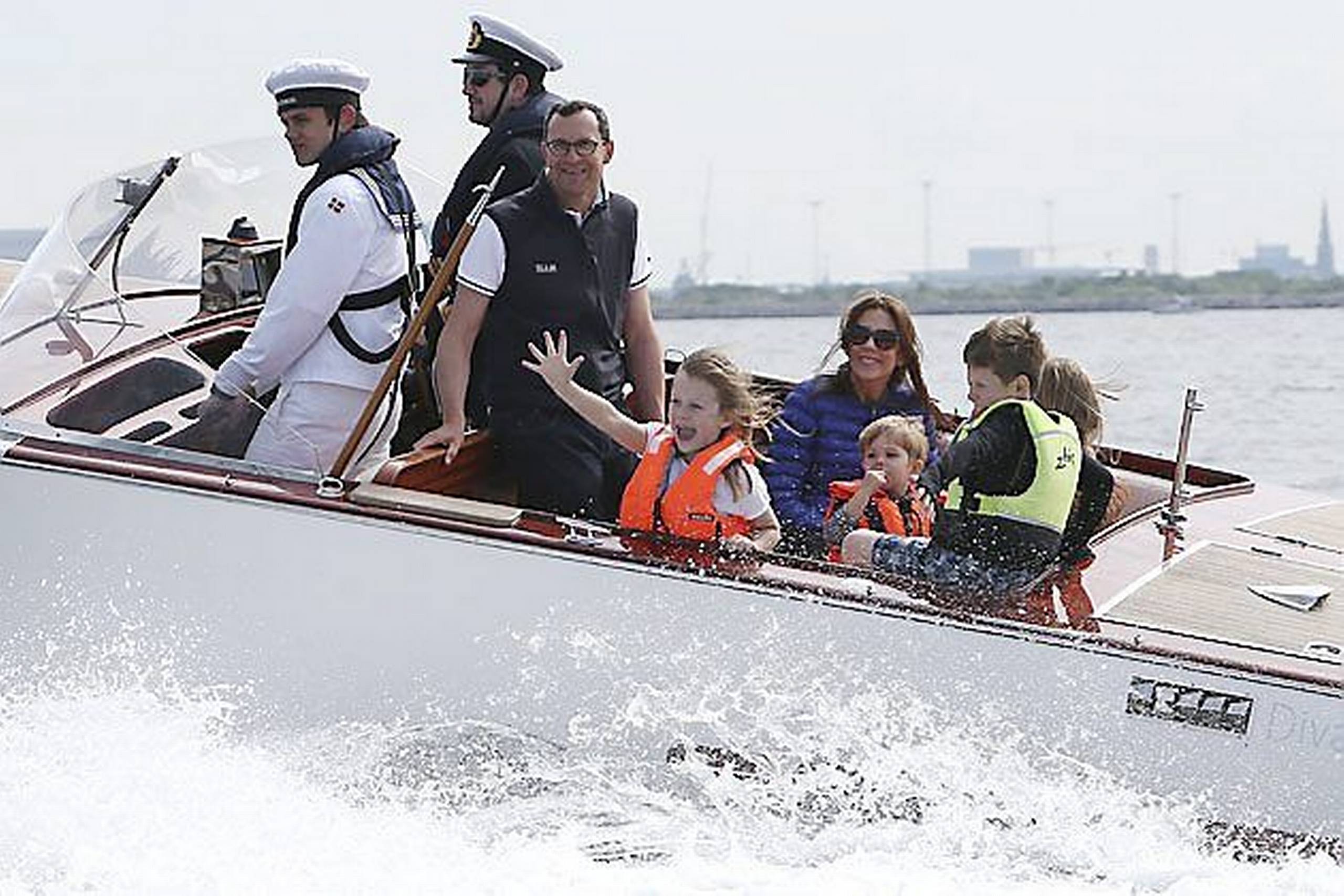 Kronprinsesse Mary og børnene fulgte farmand Frederik - Din Avis