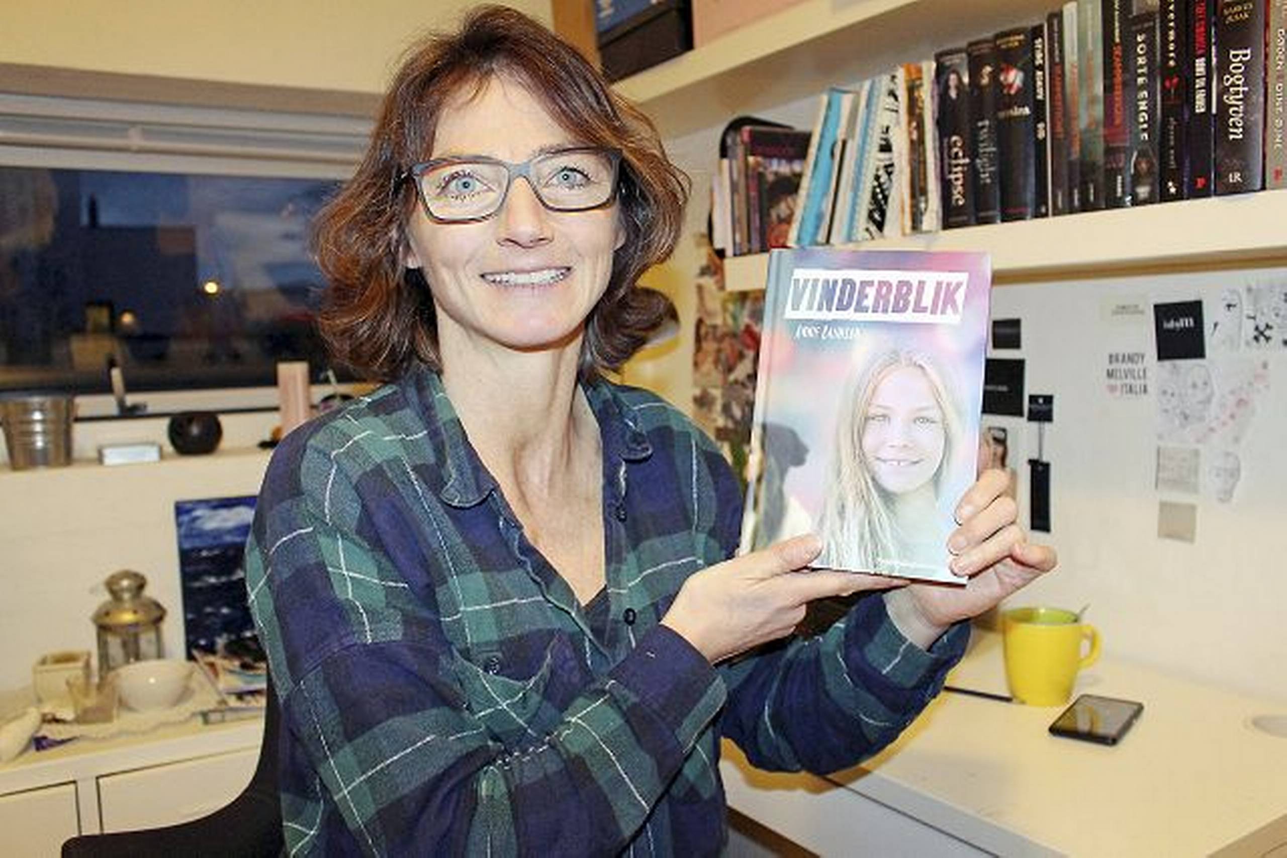 Lokal forfatter debuterer som 46-årig - Din Avis