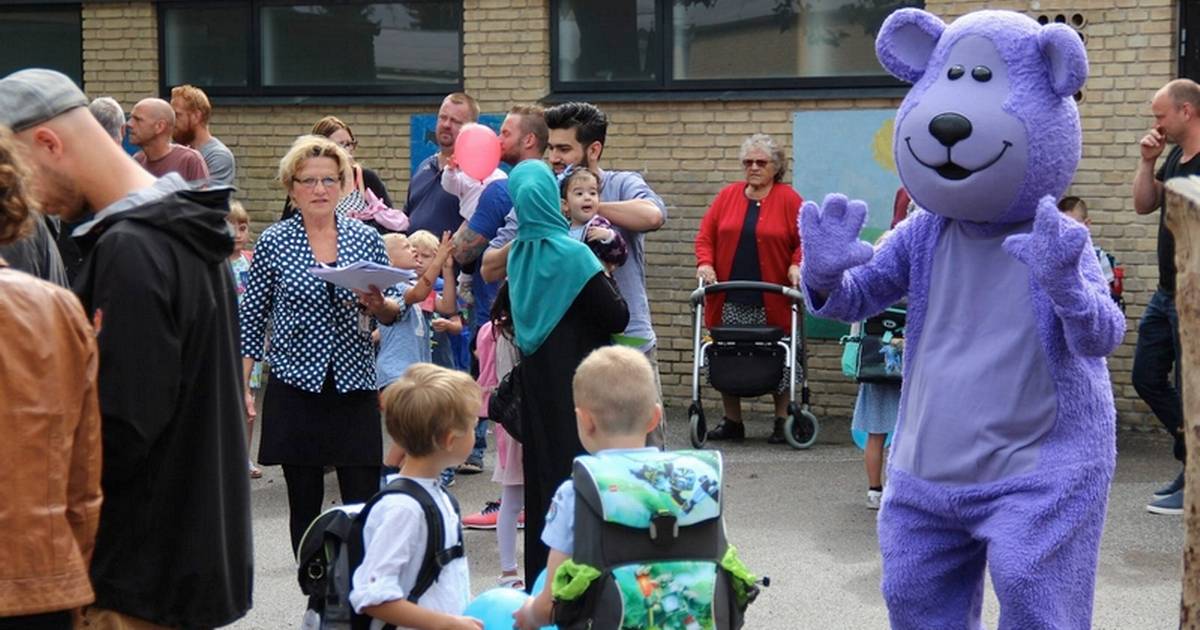 Balloner, fest og bamsebesøg første dag i skolen - Din Avis