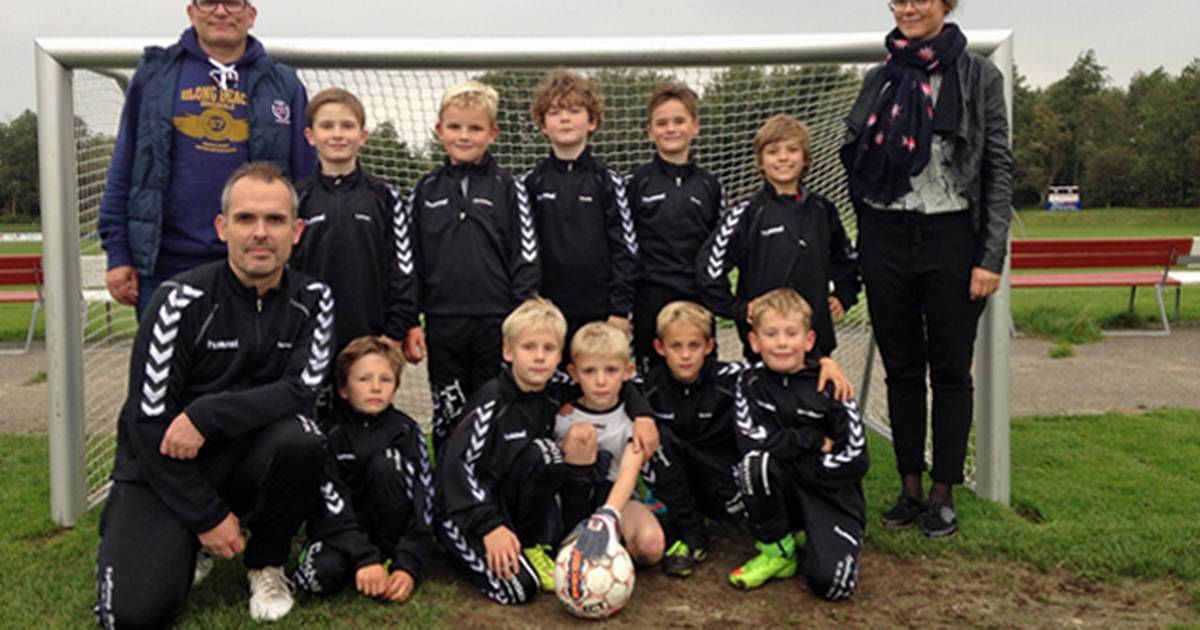 Sponsorer giver U9 spillere nye træningsdragter - Din Avis