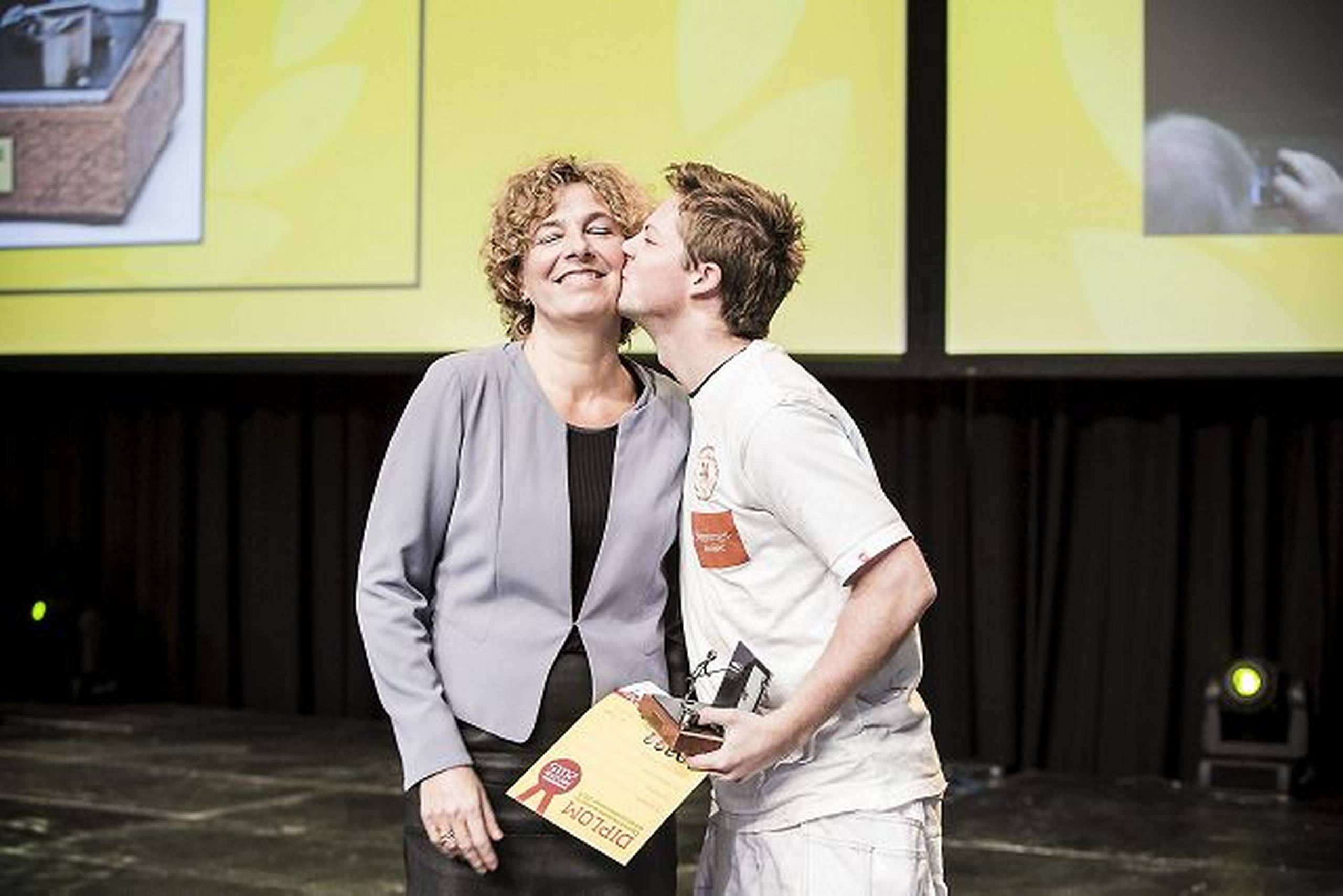 Lykkelig lærling giver minister et smækkys - Din Avis