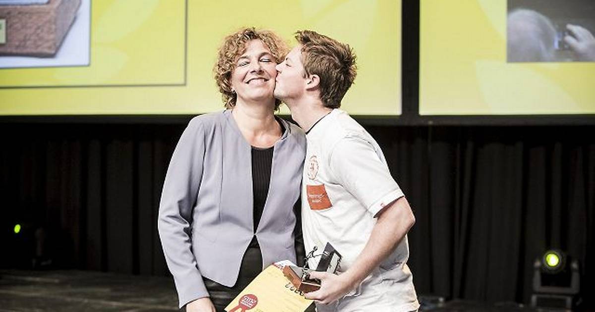 Lykkelig lærling giver minister et smækkys - Din Avis