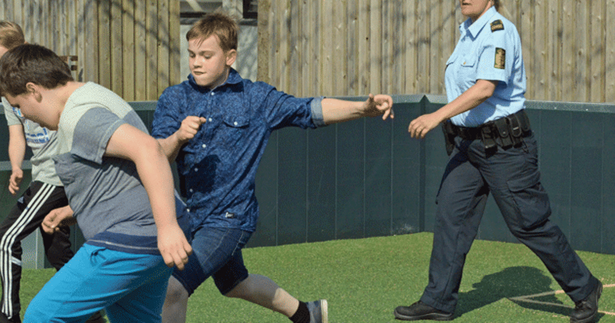 “Jamen, det er sgu da farligt - hun har en pistol” - Din Avis