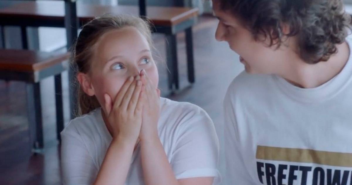 Se hvor overraskede fans bliver, når Lukas Graham pludselig sætter sig ...