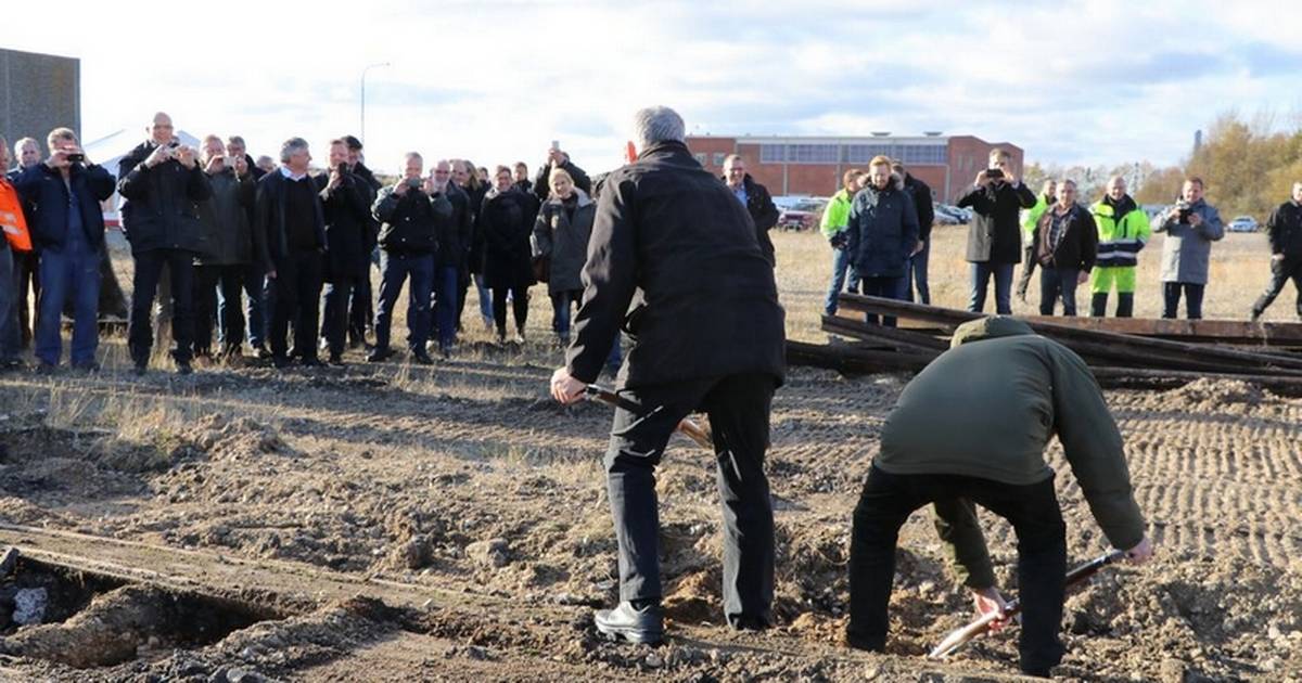 Spaden i jorden til et nyt varmeanlæg - Din Avis