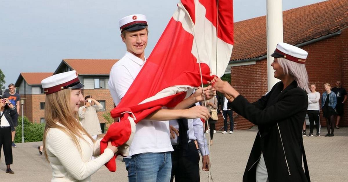 Glæde: De første studenter fik huen på i Favrskov - Din Avis