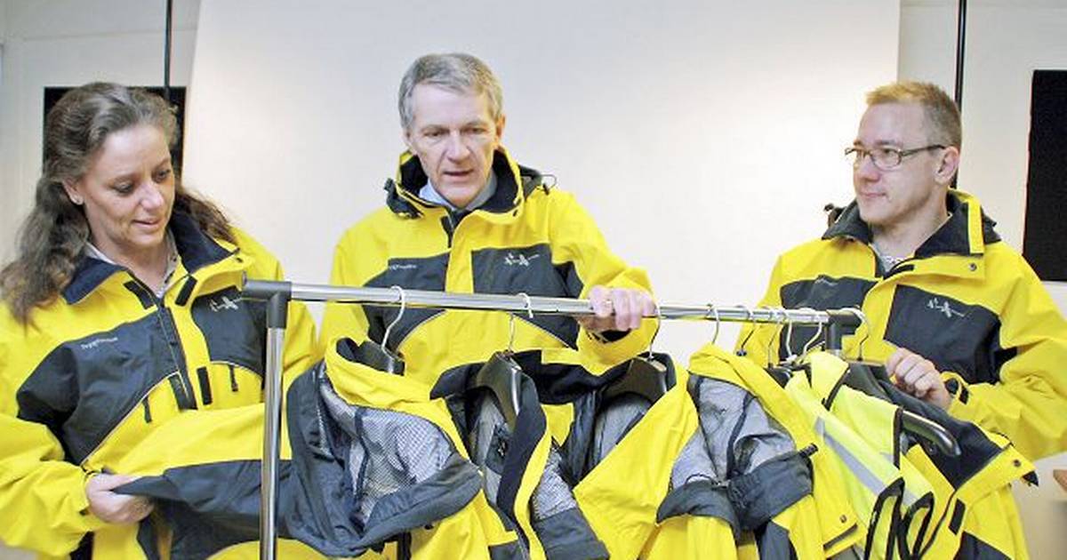 Borgmester trækker hjælpende i gul jakke - Din Avis