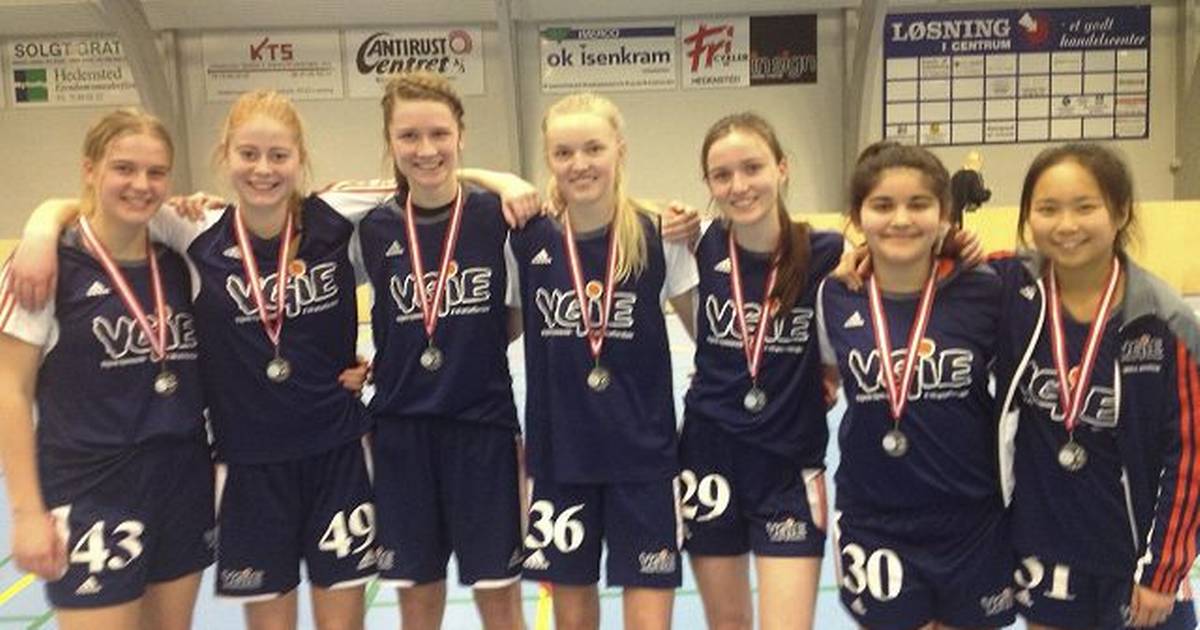 Sådan! VGIE"s seje fodboldpiger henter sølv - Din Avis