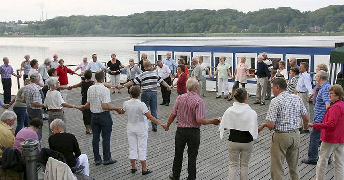 Festlig folkedans på Broen - Din Avis