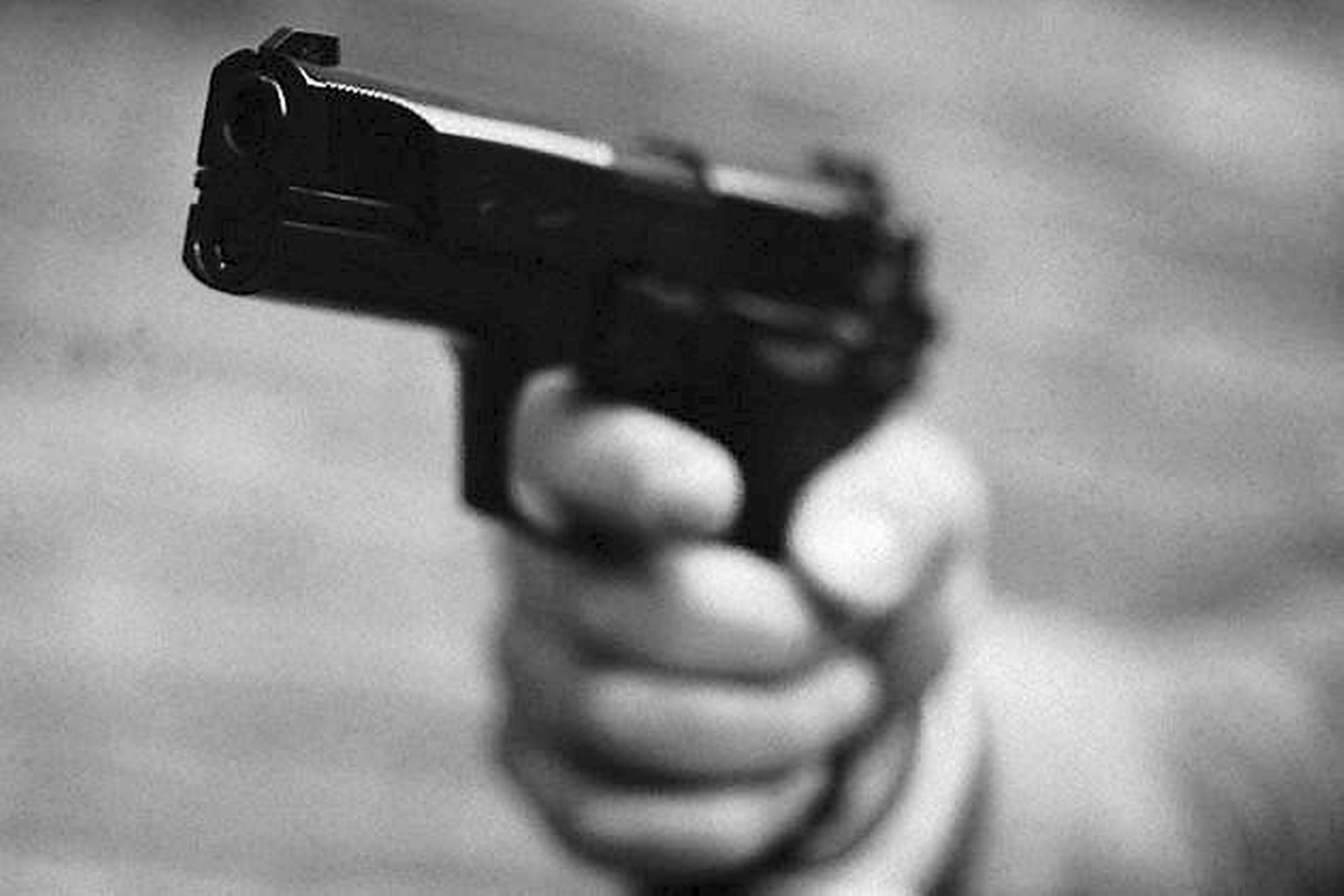 Maskeret mand truede unge Fakta-medarbejdere med pistol - Din Avis