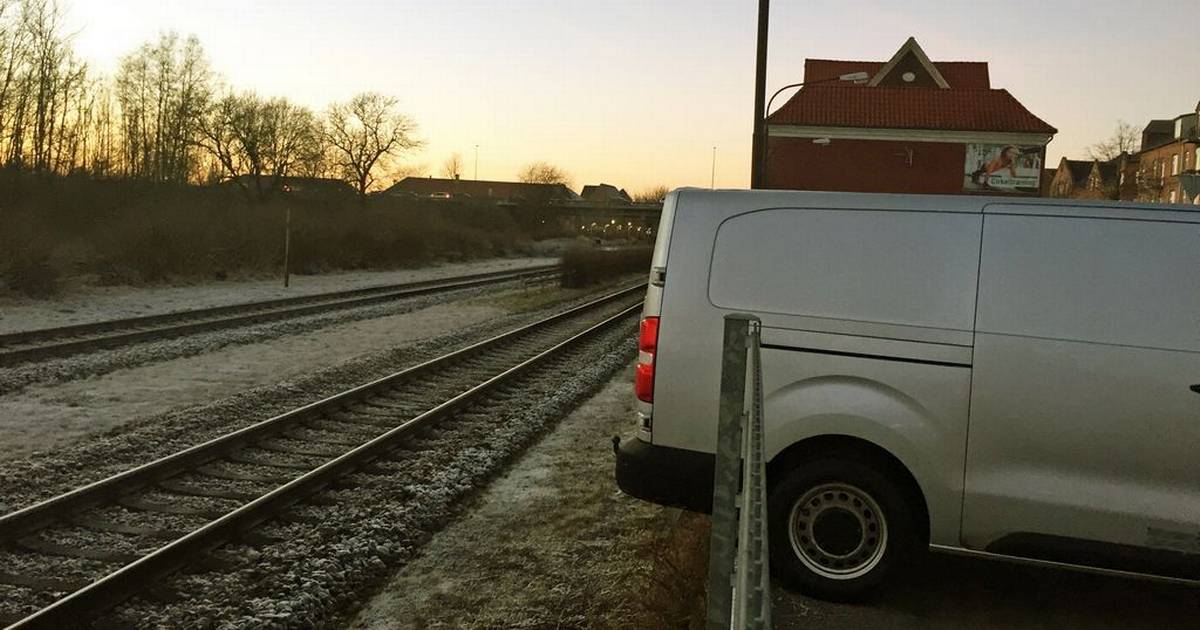 Varevogn bakker ind i hegn ved banegården i Hadsten - Din Avis