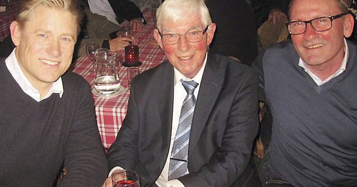 Flankeret af Schmeichel og Elkjær - Din Avis