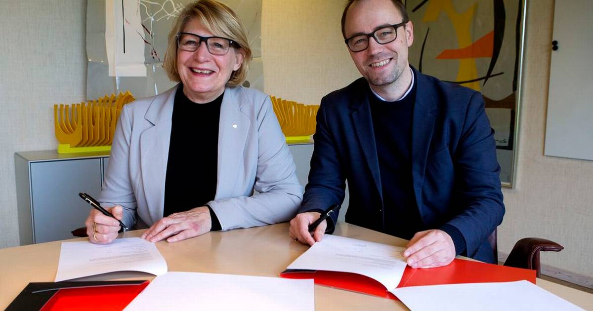 IBC og UC SYD med papir på hinanden - Din Avis