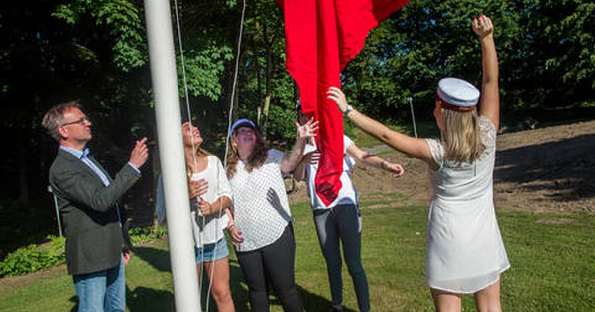 Studenter hejste flaget - Din Avis