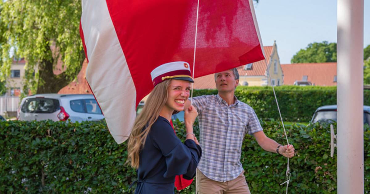 Årets første student hejste flaget med rektor - Din Avis